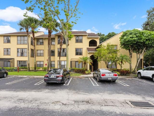 Luxury apartment complex for rent in Boynton Beach, Florida