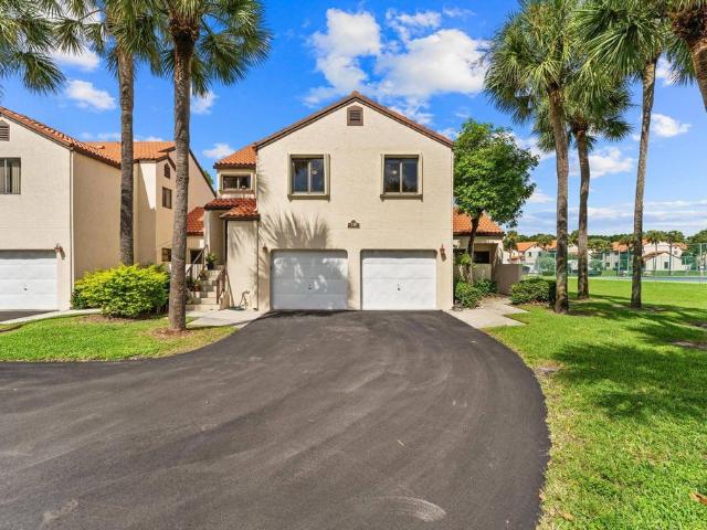 Luxury apartment complex for rent in Boynton Beach, Florida
