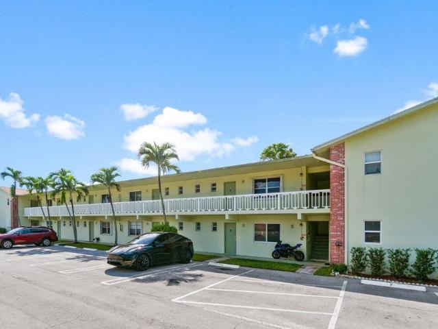 Luxury apartment complex for rent in Boynton Beach, Florida