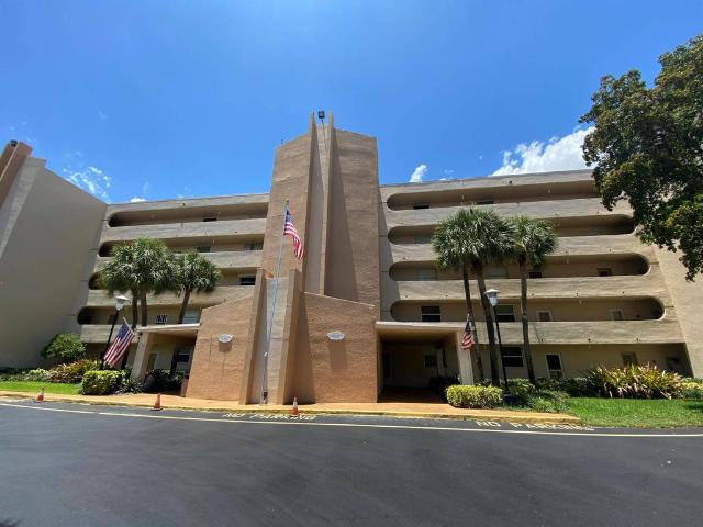 Luxury apartment complex for rent in Boca Raton, United States