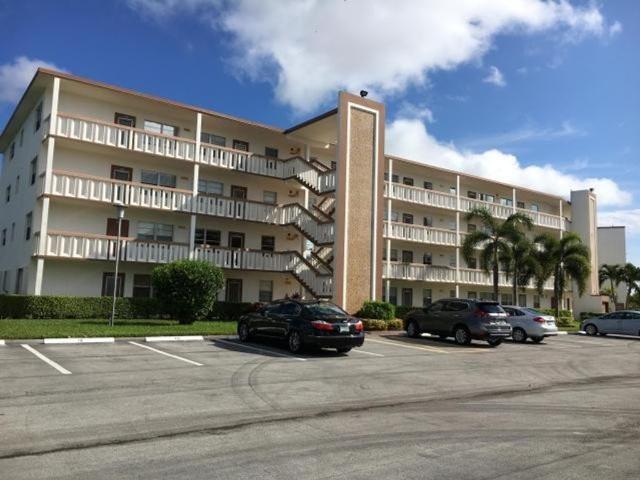Luxury apartment complex for rent in Boca Raton, United States