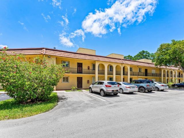 Luxury apartment complex for rent in Boca Raton, United States