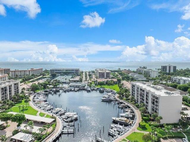 Luxury apartment complex for rent in Boca Raton, United States