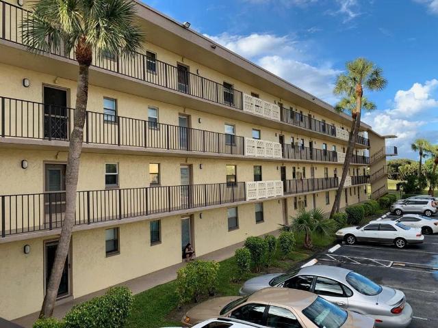 Luxury apartment complex for rent in Boca Raton, United States
