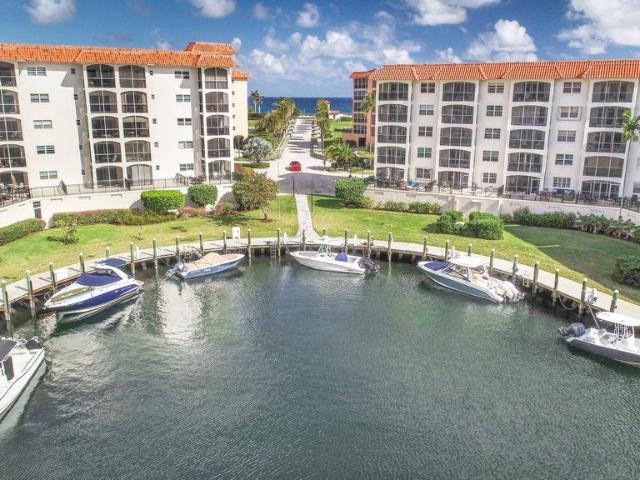 Luxury apartment complex for rent in Boca Raton, United States