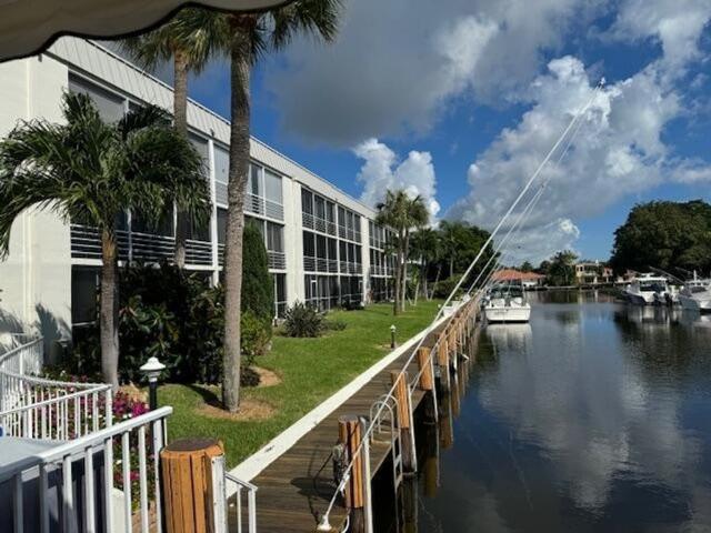 Luxury apartment complex for rent in Boca Raton, United States