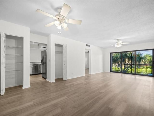 Luxury apartment complex for rent in Boca Raton, United States