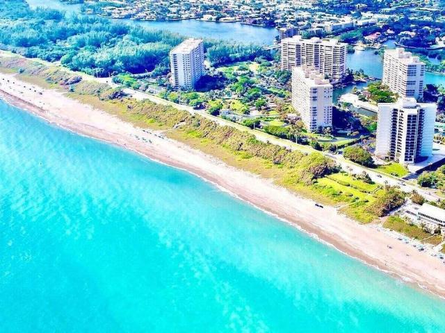 Luxury apartment complex for rent in Boca Raton, United States