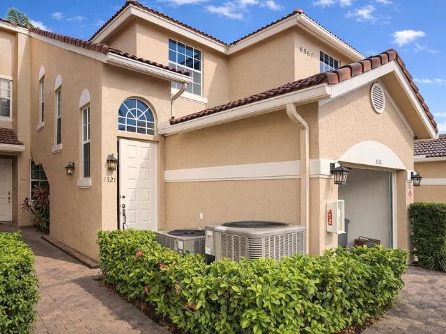 Luxury apartment complex for rent in Boca Raton, United States