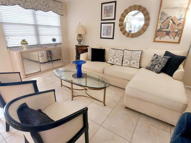 Luxury apartment complex for rent in Boca Raton, United States