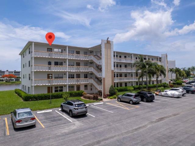 Luxury apartment complex for rent in Boca Raton, United States