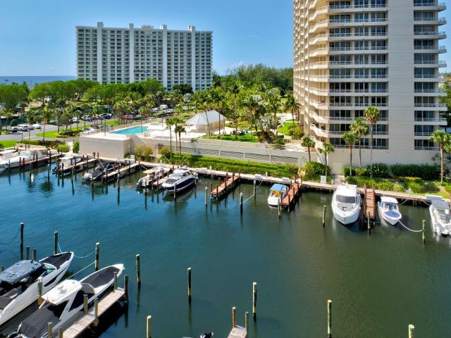 Luxury apartment complex for rent in Boca Raton, United States