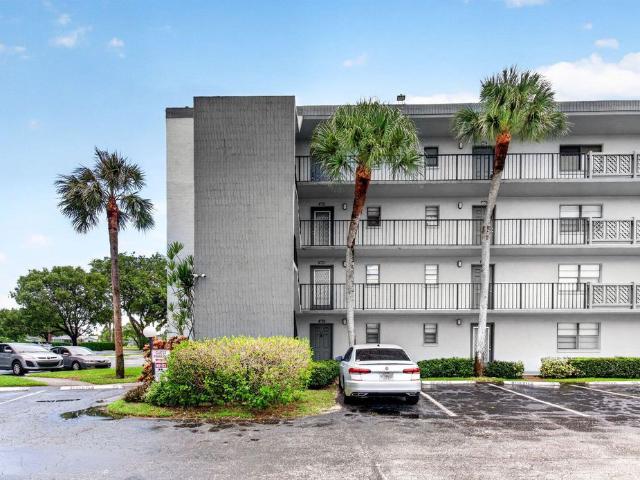 Luxury apartment complex for rent in Boca Raton, United States
