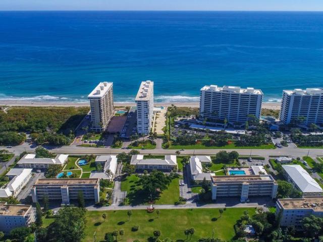 Luxury apartment complex for rent in Boca Raton, United States