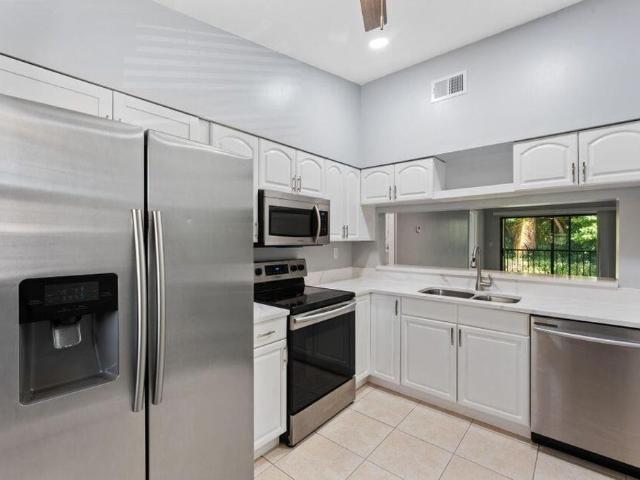 Luxury apartment complex for rent in Boca Raton, United States