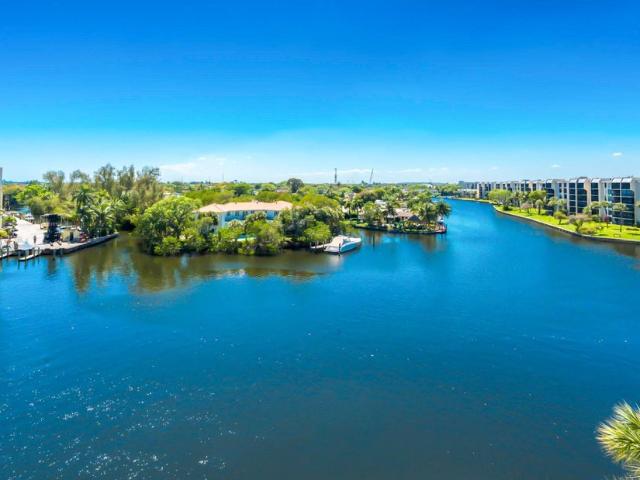 Luxury apartment complex for rent in Boca Raton, United States