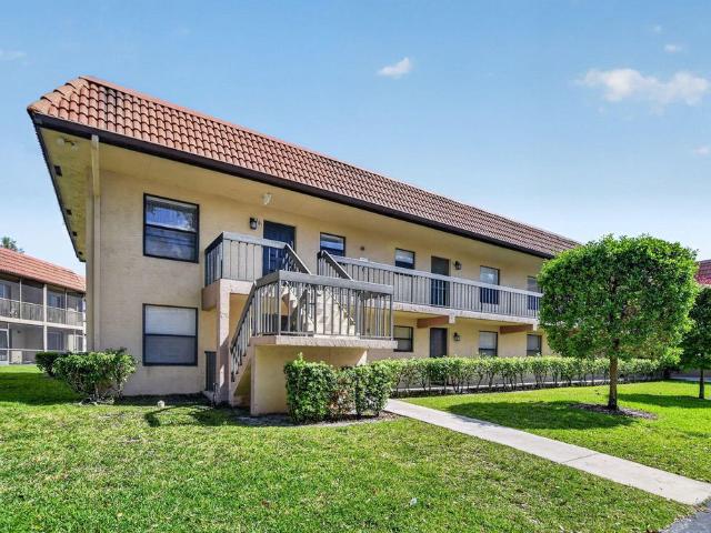 Luxury apartment complex for rent in Boca Raton, United States