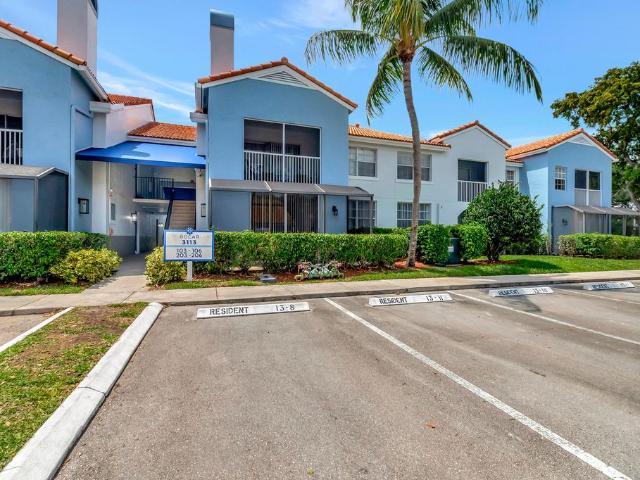 Luxury apartment complex for rent in Boca Raton, United States