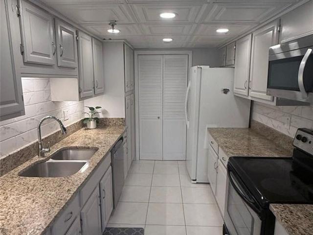 Luxury apartment complex for rent in Boca Raton, United States