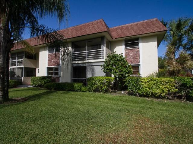 Luxury apartment complex for rent in Boca Raton, United States