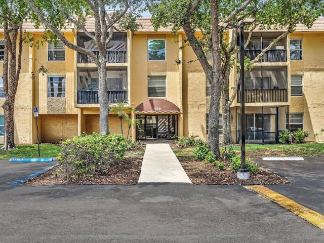 Luxury apartment complex for rent in Boca Raton, United States