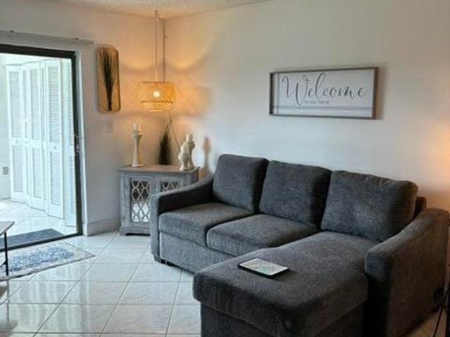Luxury apartment complex for rent in Boca Raton, United States