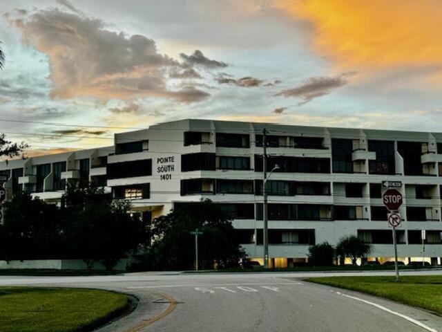 Luxury apartment complex for rent in Boca Raton, United States