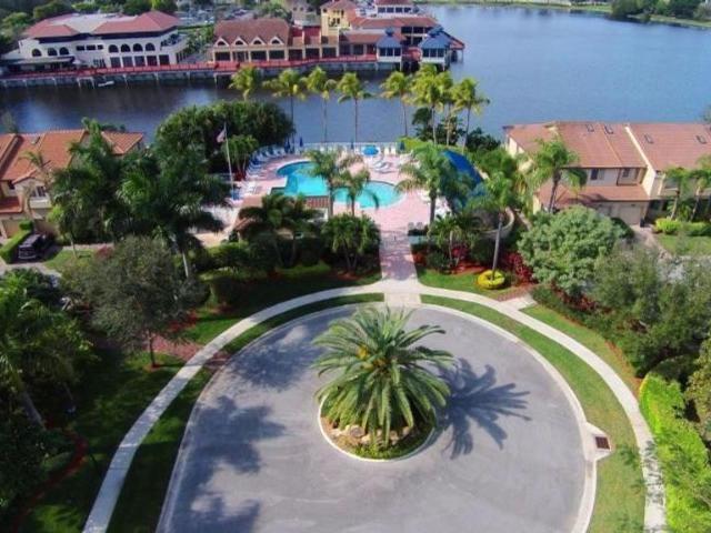 Luxury apartment complex for rent in Boca Raton, United States