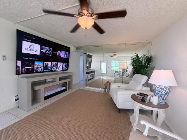 Luxury apartment complex for rent in Boca Raton, United States