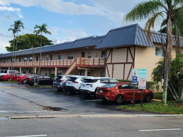 Luxury apartment complex for rent in Boca Raton, United States