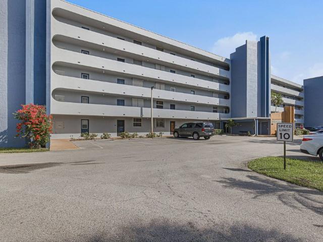 Luxury apartment complex for rent in Boca Raton, United States