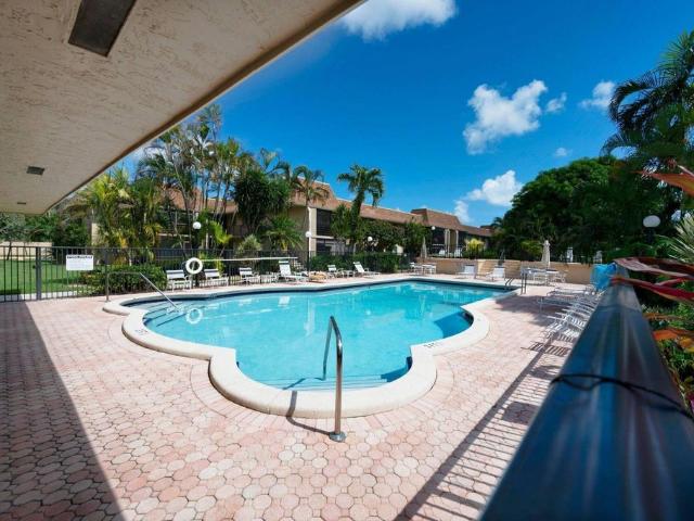 Luxury apartment complex for rent in Boca Raton, United States