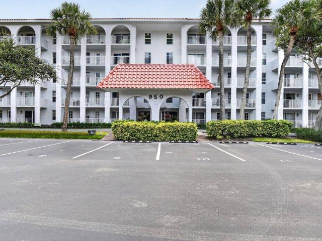 Luxury apartment complex for rent in Boca Raton, United States