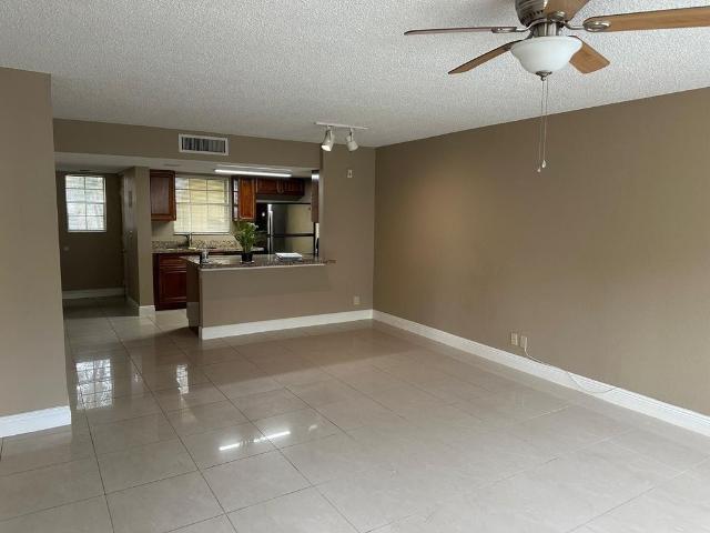 Luxury apartment complex for rent in Boca Raton, United States