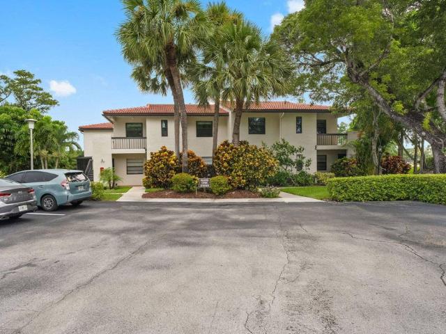 Luxury apartment complex for rent in Boca Raton, Florida