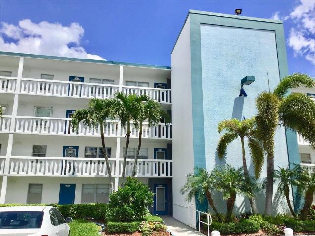Luxury apartment complex for rent in Boca Raton, Florida