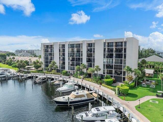 Luxury apartment complex for rent in Boca Raton, Florida