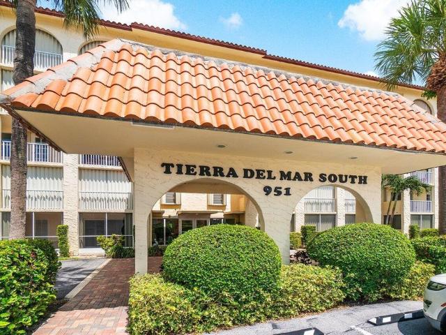 Luxury apartment complex for rent in Boca Raton, Florida