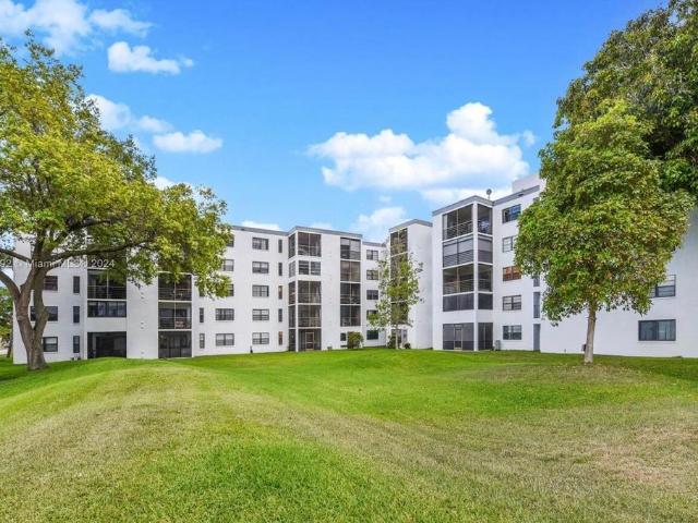 Luxury apartment complex for rent in Boca Raton, Florida