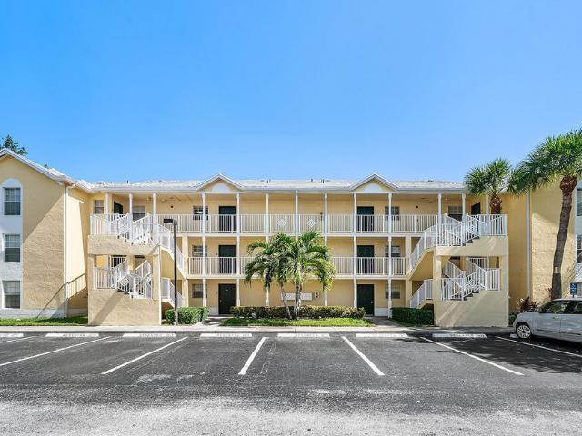 Luxury apartment complex for rent in Boca Raton, Florida