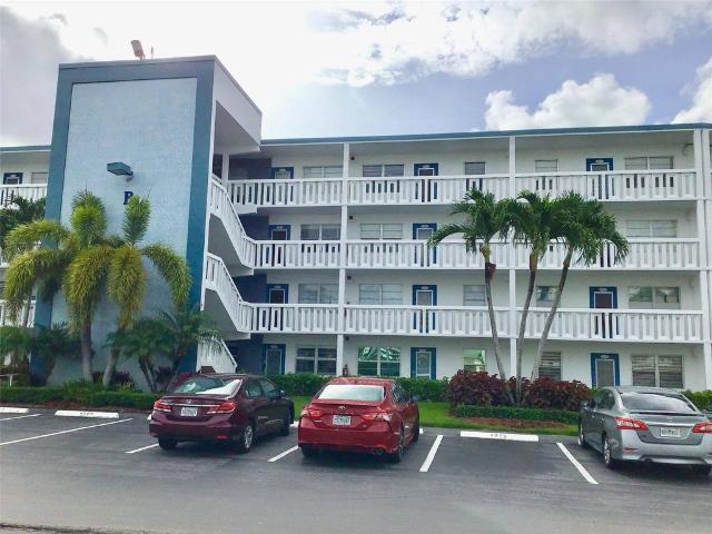 Luxury apartment complex for rent in Boca Raton, Florida