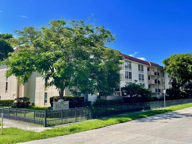 Luxury apartment complex for rent in Boca Raton, Florida