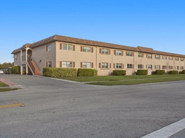 Luxury apartment complex for rent in Boca Raton, Florida