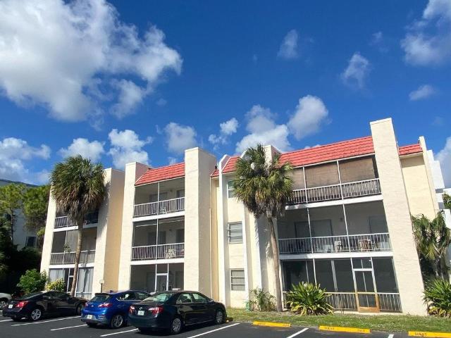 Luxury apartment complex for rent in Boca Raton, Florida