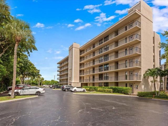 Luxury apartment complex for rent in Boca Raton, Florida