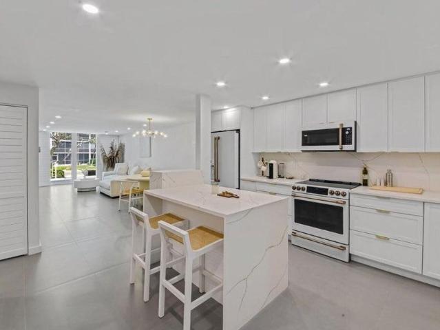 Luxury apartment complex for rent in Boca Raton, Florida