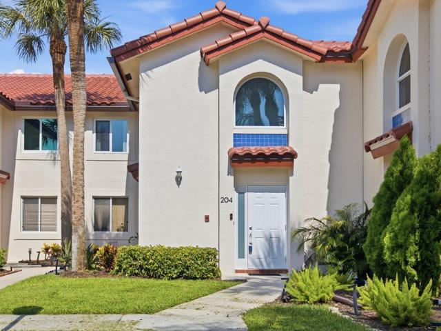 Luxury apartment complex for rent in Boca Raton, Florida