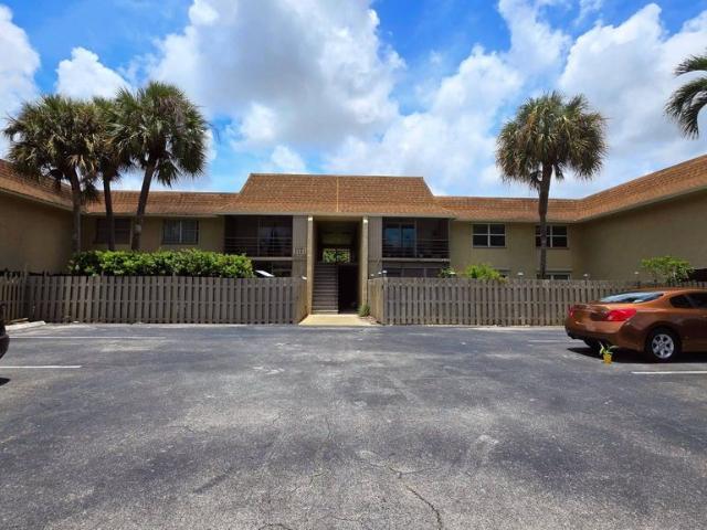 Luxury apartment complex for rent in Boca Raton, Florida