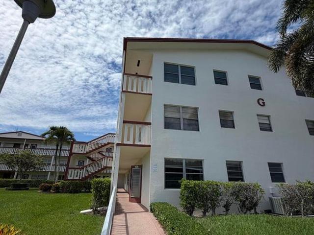 Luxury apartment complex for rent in Boca Raton, Florida