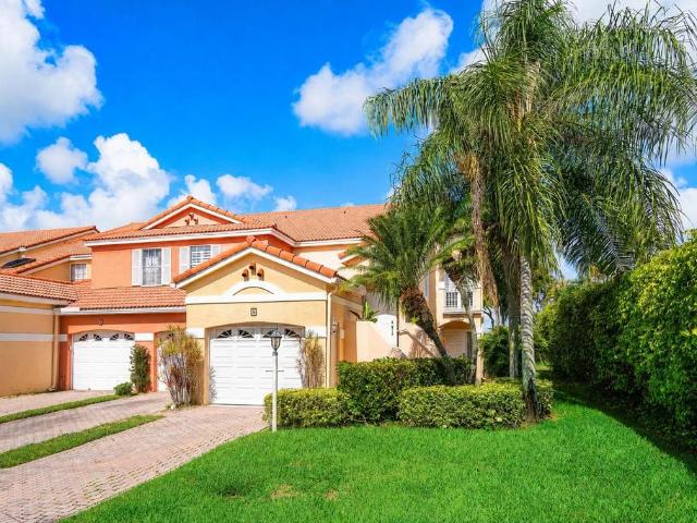 Luxury apartment complex for rent in Boca Raton, Florida